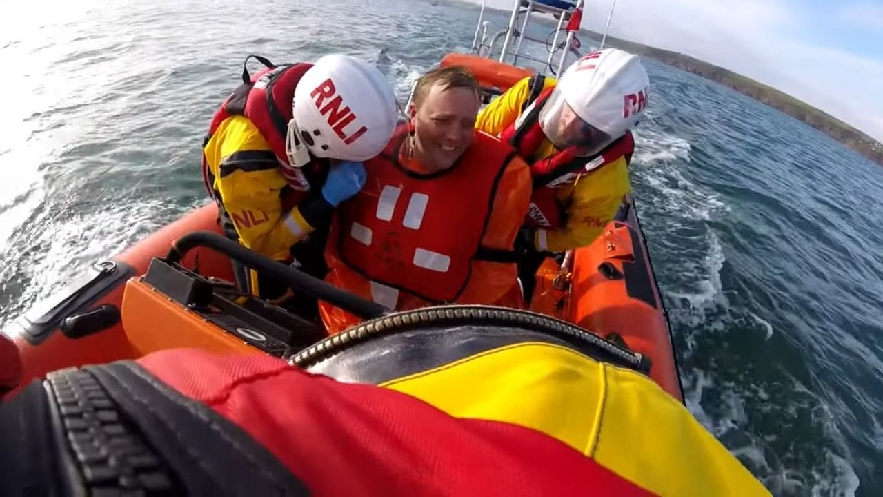 RNLI بليموث تنقذ رجلاً بعد غرق السفينة - Marine Industry News